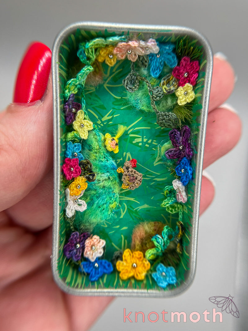 hen & chick flower meadow mini tin – knot moth